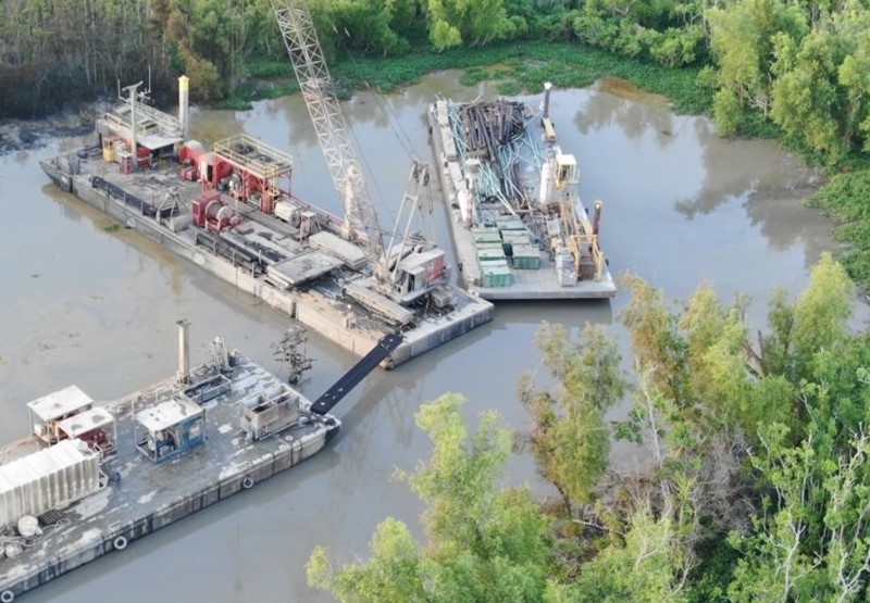 Wild Well Control Workers Recovering Louisiana Oil Well Explosion ...